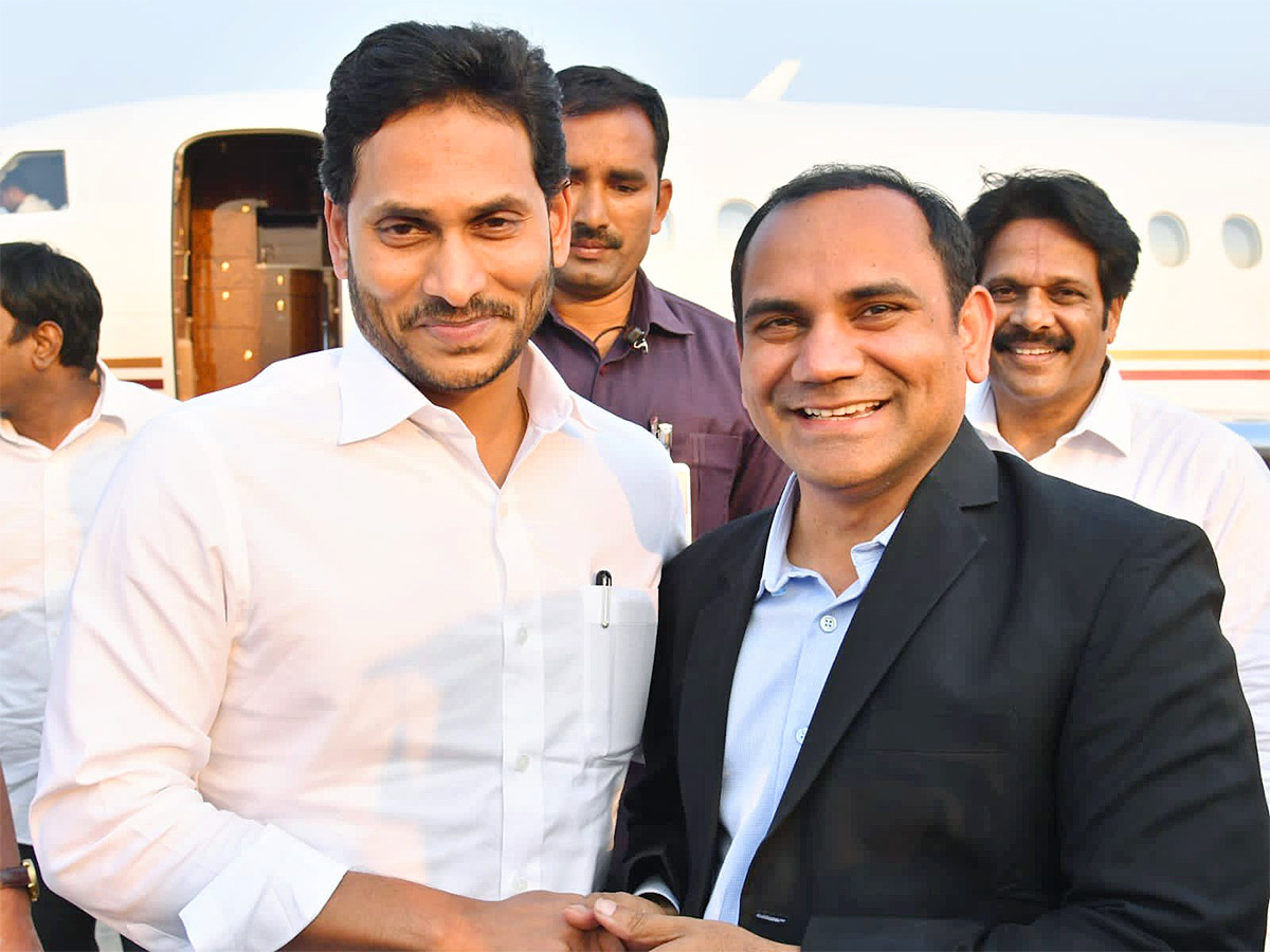 Grand Welcome to CM YS Jagan in Visakhapatnam Photos - Sakshi